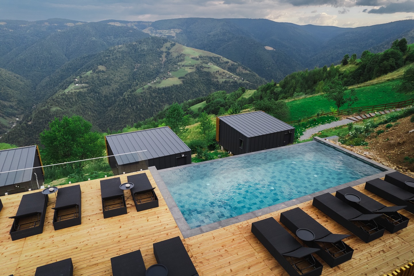 Cazare, cu piscină infinity și apă caldă tot timpul anului în județul ...